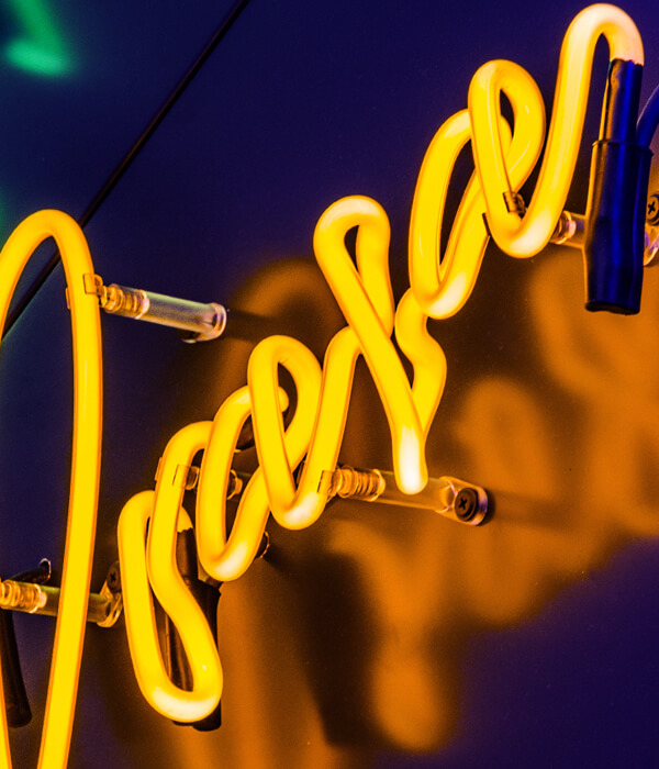 Neony | Pretende – Producent liter reklam świetlnych | specjaliści od ...